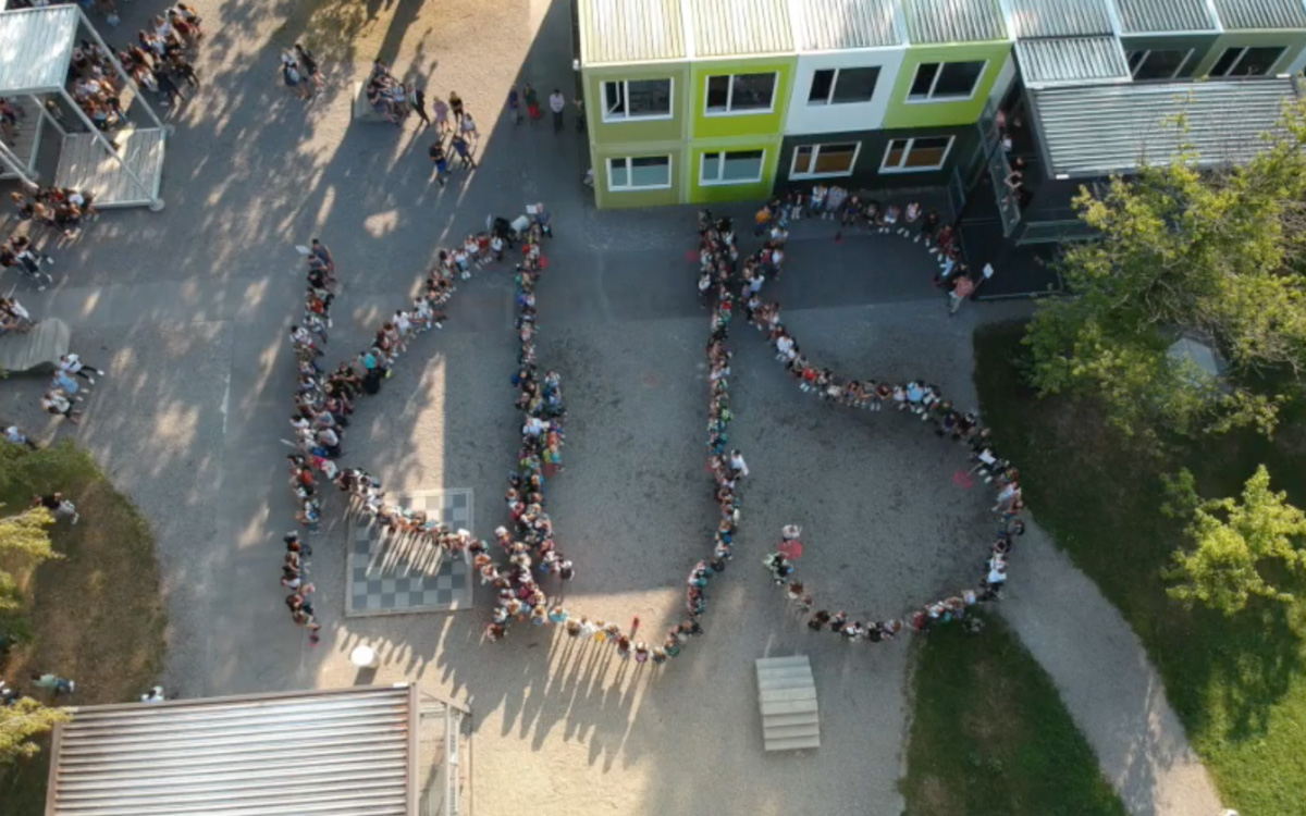 Kantonsschule Uster: Fliegender Rück­blick zum ersten Schul­tag an der KUS